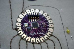 Flora y LilyPad cómo crear proyectos para Wearables con Arduino